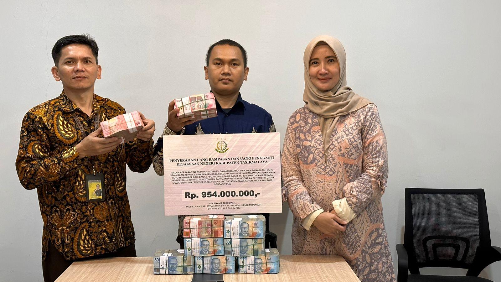 Kejari Kabupaten Tasikmalaya Setorkan Uang Rampasan dan Pengganti ke ...